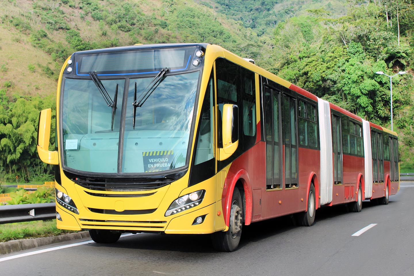 Scania a lansat primul autobuz urban pe gaz dublu articulat
