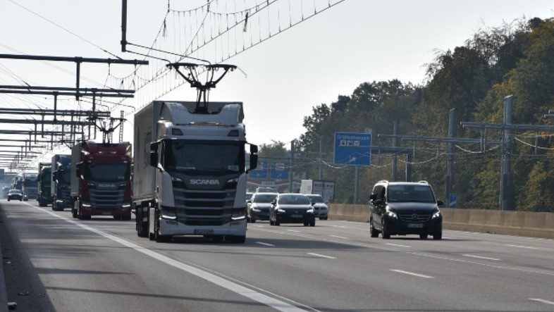 DSV începe să testeze camioane hibrid Scania cu pantograf