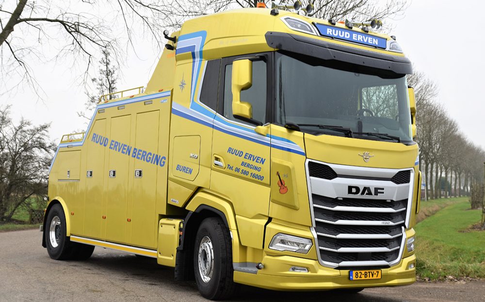 Camion de tractare cu două axe și motor de 430 CP