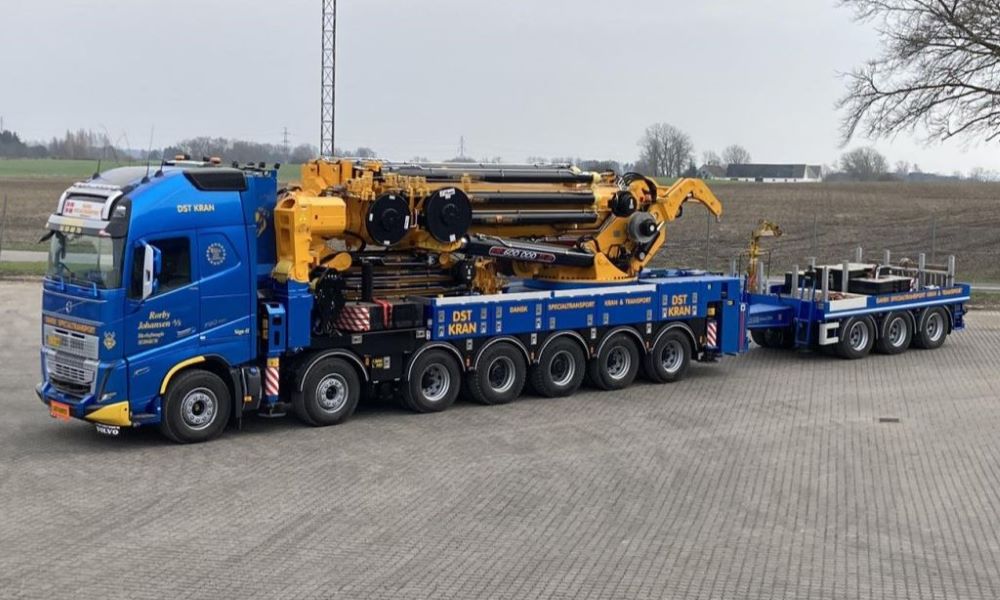 Automacara Volvo FH16 14x4 cu balast pe remorcă cu 3 axe
