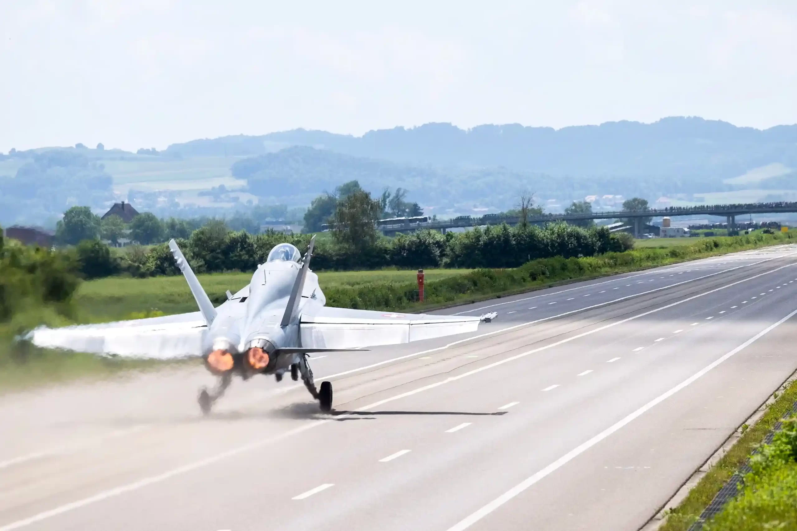 Alpha Uno: Aterizări cu avioane de vânătoare pe autostradă în Elveția