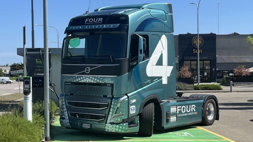 Cap tractor electric în combinație cu o semiremorcă double-decker