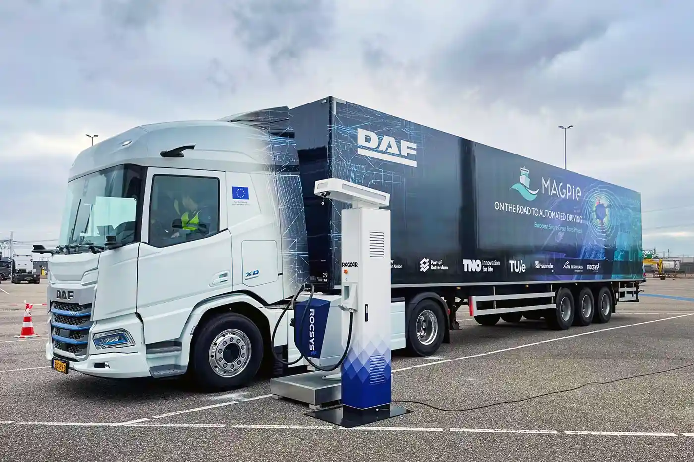 Demonstrație cu un camion electric autonom DAF în portul Rotterdam